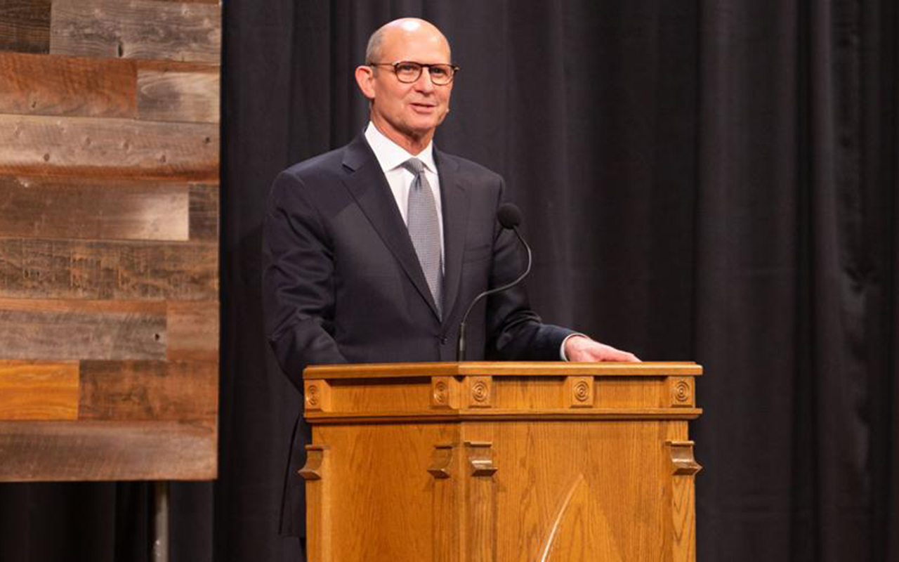 Ted Wilson répond à des questions sur le campus de l’Université d ...