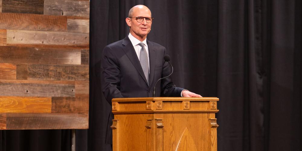 Ted Wilson responde preguntas en el campus de la Universidad Andrews ...