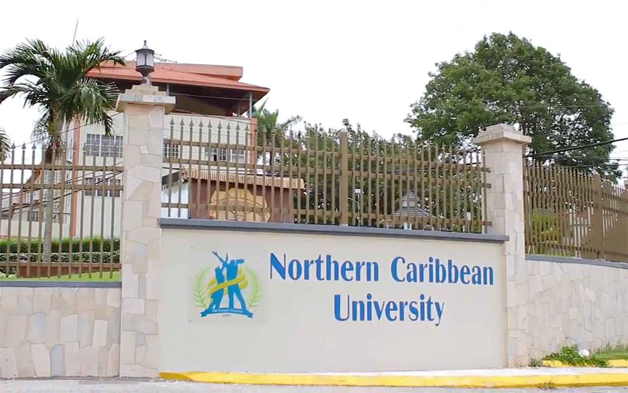 Universidad Adventista en Jamaica gradúa a cientos durante primera ...