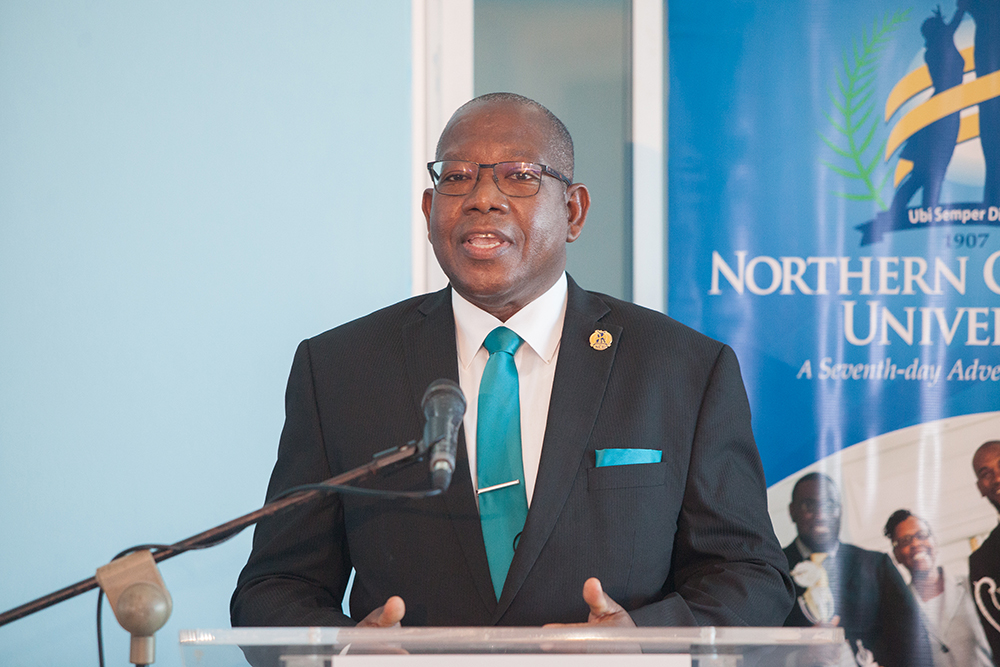 'Dejen de tomar fotografías y salven vidas', insta un rector de ...