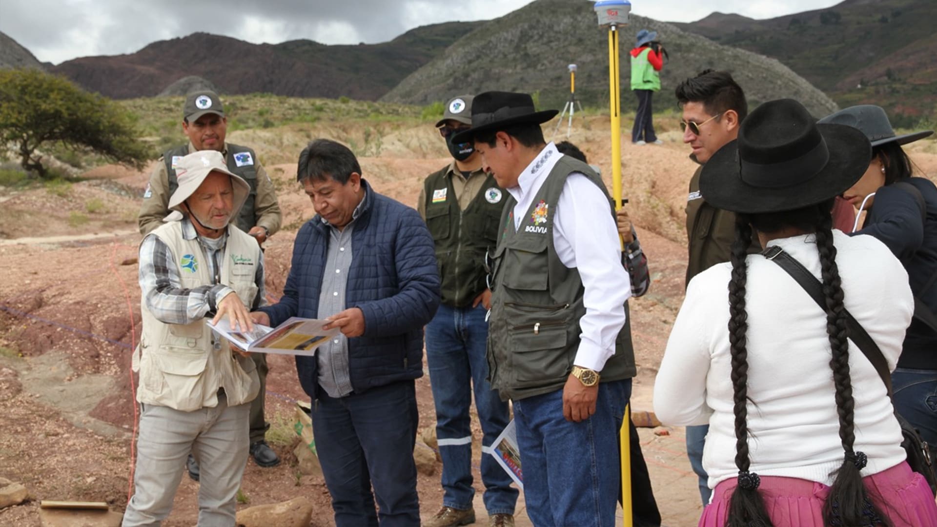 Bolivian VP Tours Geoscience Research Institute Dinosaur Site - Seventh ...