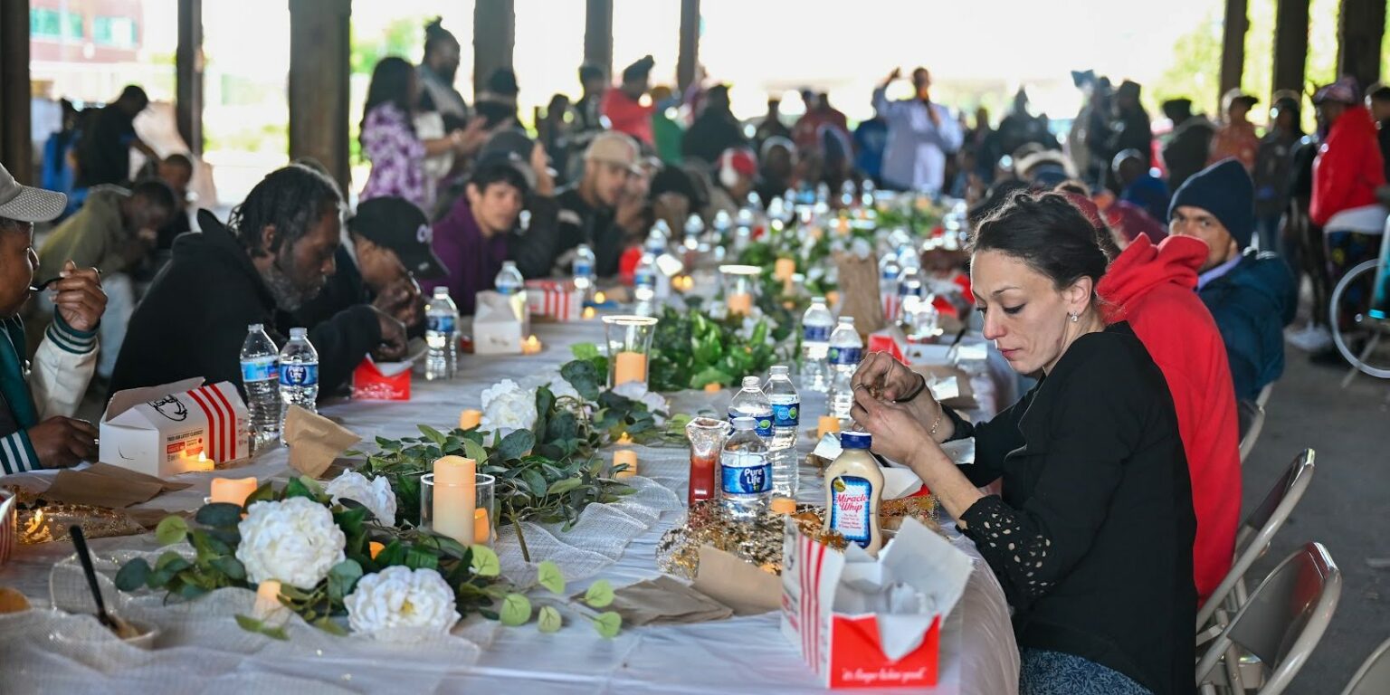 Un ministerio pone la mesa del servicio compasivo para personas sin ...