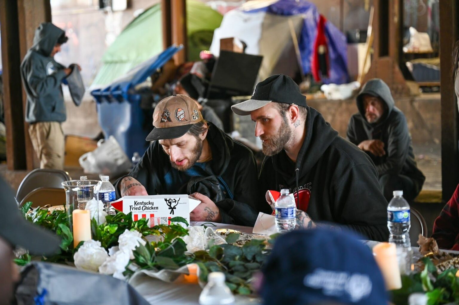 Un ministerio pone la mesa del servicio compasivo para personas sin ...